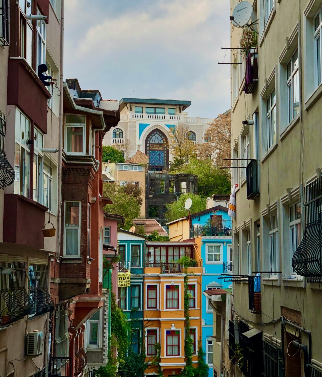 What To Do In Balat Istanbul (2026): Hidden Gems, Cafes & Colorful Streets